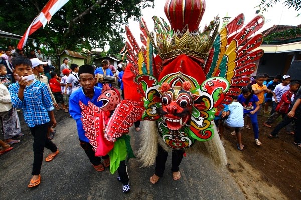 TRADISI BARONG IDER BUMI MASYARAKAT OSING DESA KEMIREN