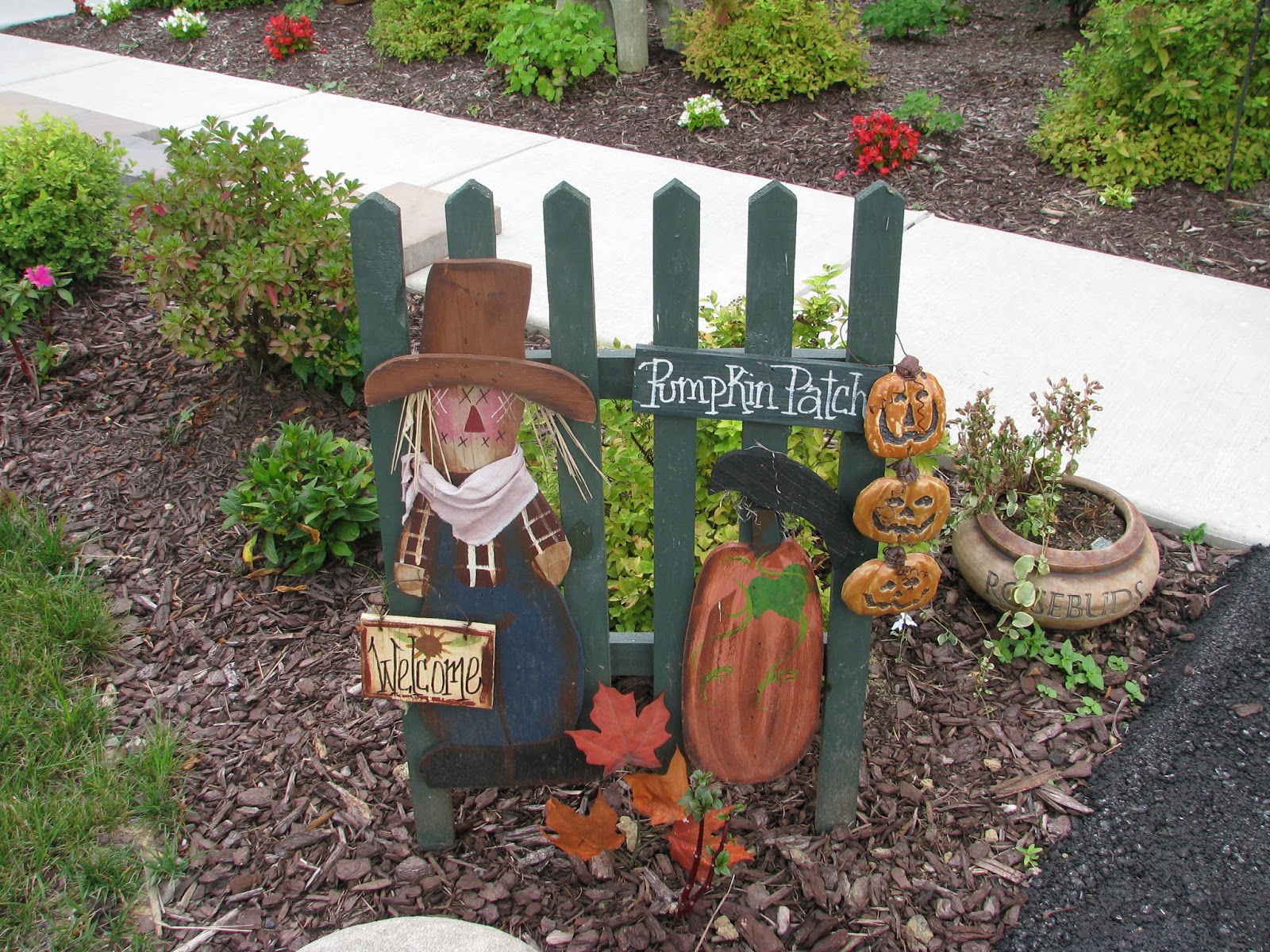 Designs by Pinky: Continuing the Tour, The Front of the House Decorated ...