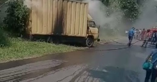 Tak Kuat Menanjak Truk Box Muatan Makanan Ringan Terbakar di Jalan Raya ... Tak Kuat Menanjak Truk Box Muatan Makanan Ringan Terbakar di Jalan Raya ...