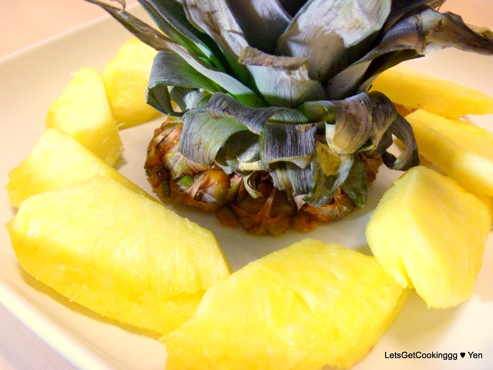 LetsGetCookinggg ♥ Yen: How to Cut a Pineapple -- Method 1