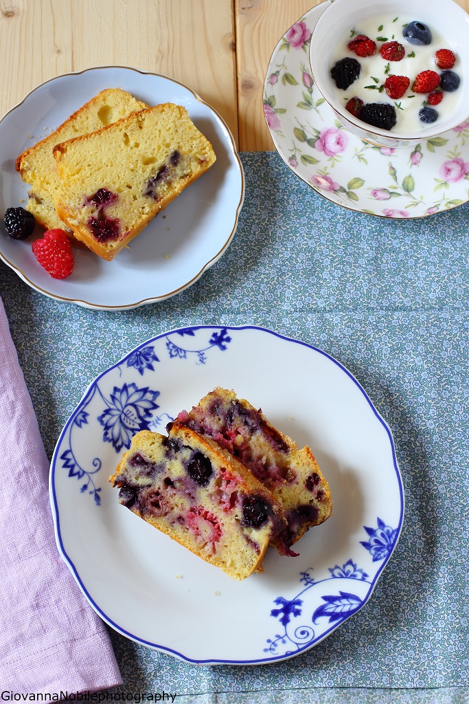 Cake ai frutti di bosco con crema allo yogurt, frutti di bosco ...