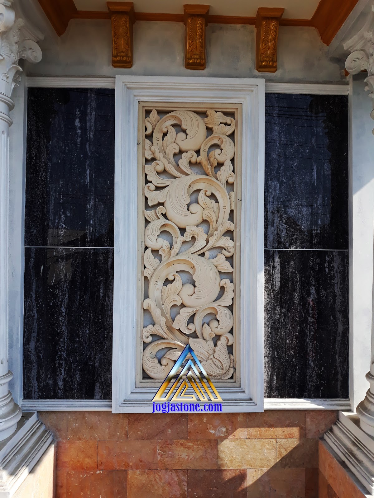 Ukiran jawa atau klasik untuk tempelan dinding dari batu alam