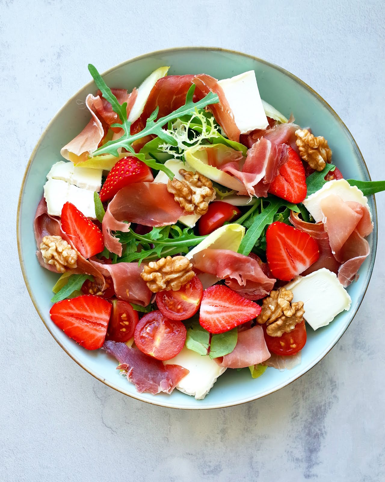 Salade d'endives, chèvre et jambon cru - Pétille
