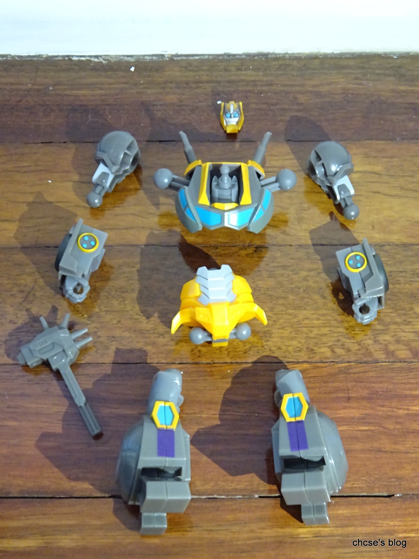 ChCse's blog: Toy Review: Transformers Cyberverse Maccadam (Build-A-Figure)