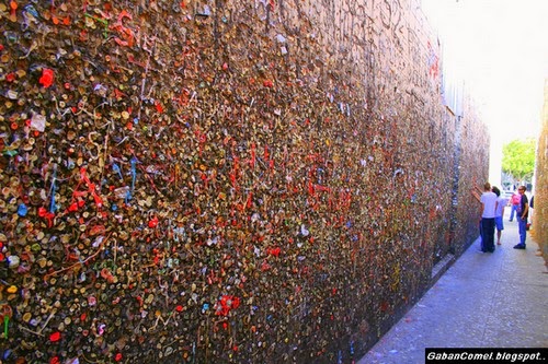 Ribuan Gula gula Getah Melekat Ditembok Bandar Ini. - Gaban Comel