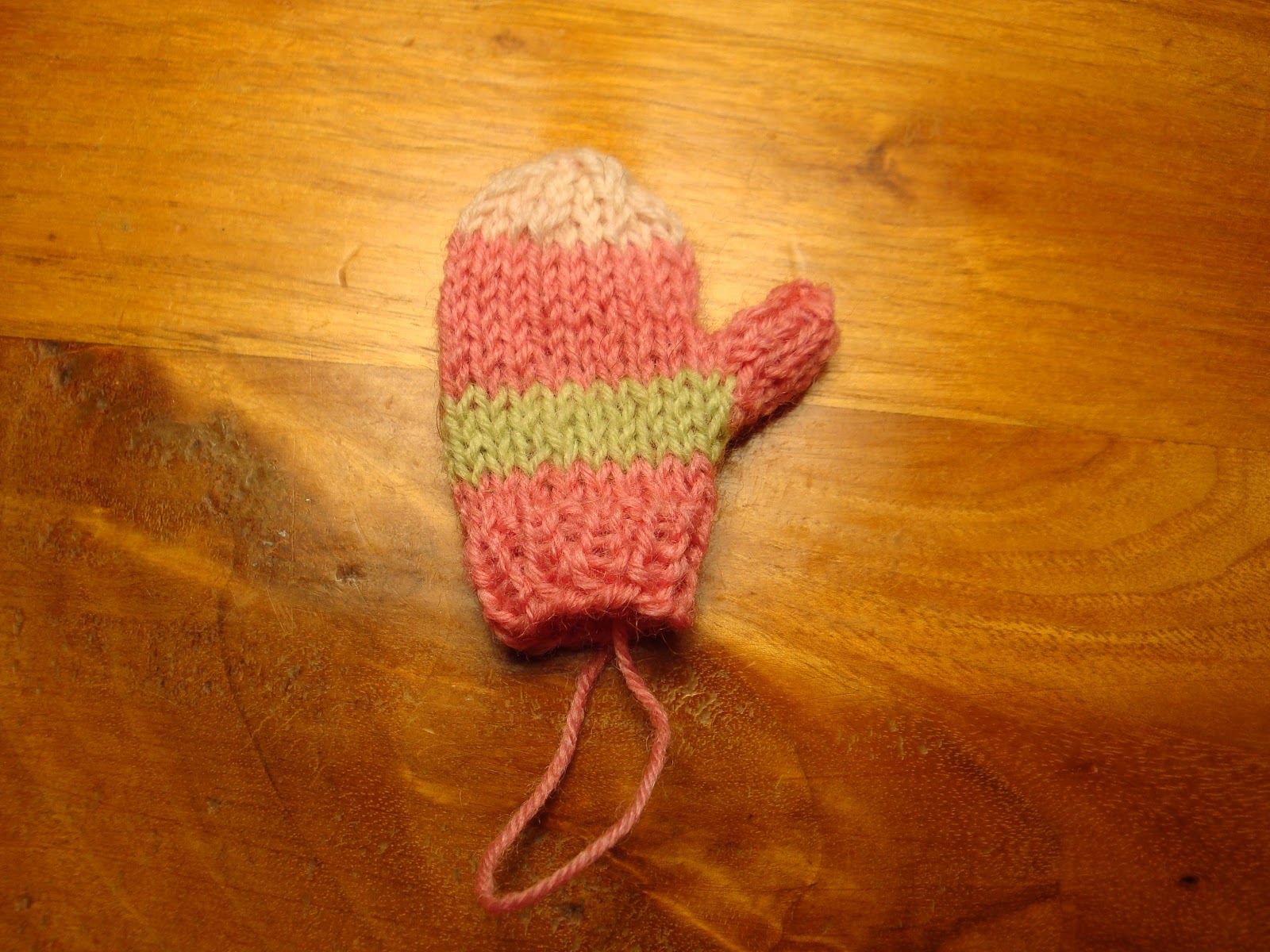 Kim's Knitting Korner: Mini-Mitten Ornament: Free Pattern