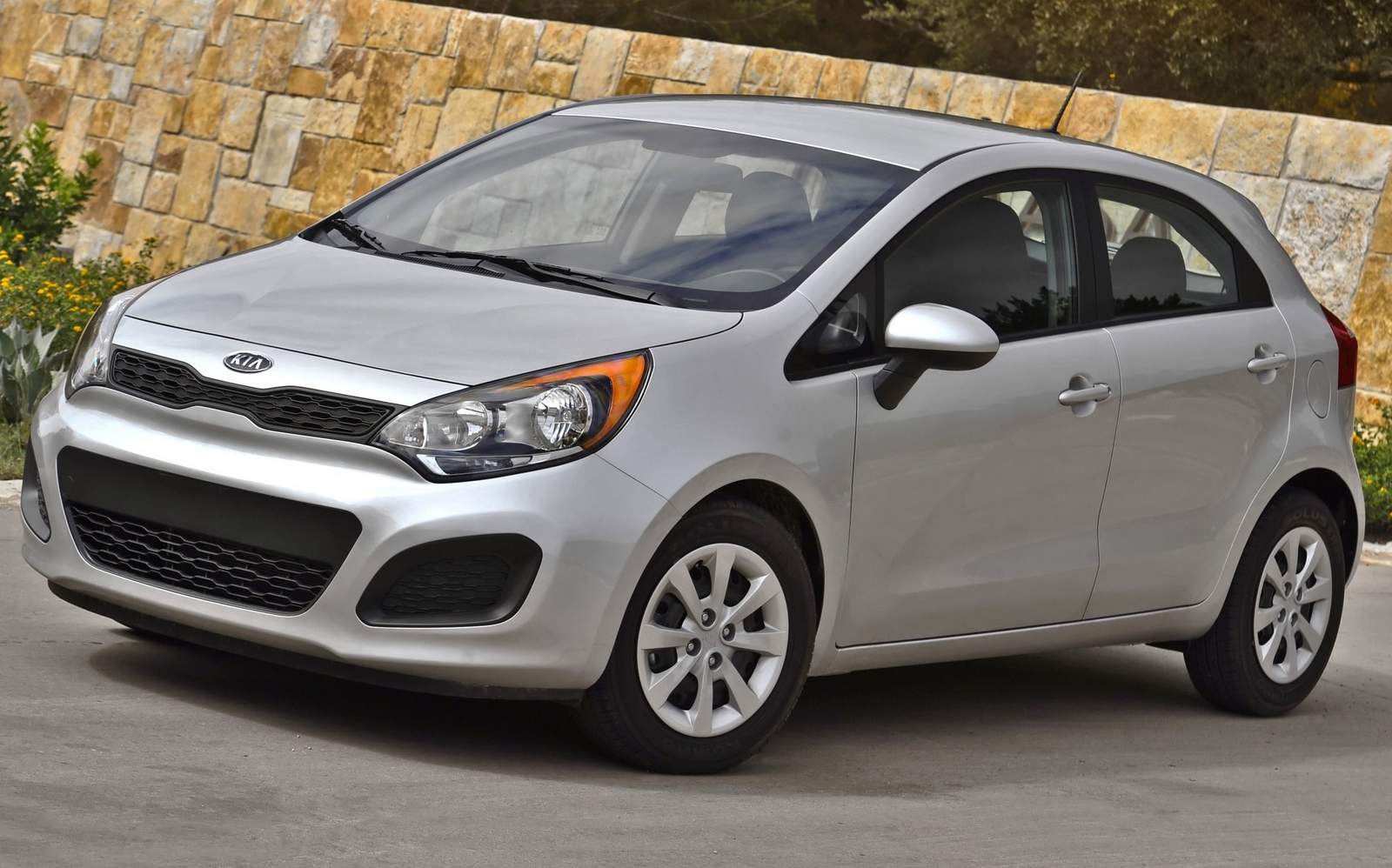 Kia Rio com motor flex chega ao Brasil em junho de 2016