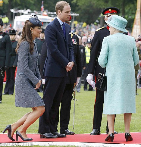 All About Kate Middleton's: Kate Should Knee Bend In front of The ...