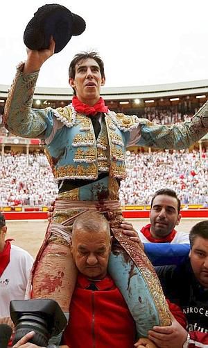 Traje de Luces y Negra Montera: Saul Jimenez Fortes y Pamplona...
