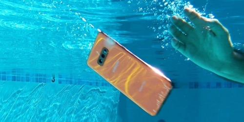 5 Ways To Save Your Phone After Dropping It In Water 5 Ways To Save Your Phone After Dropping It In Water