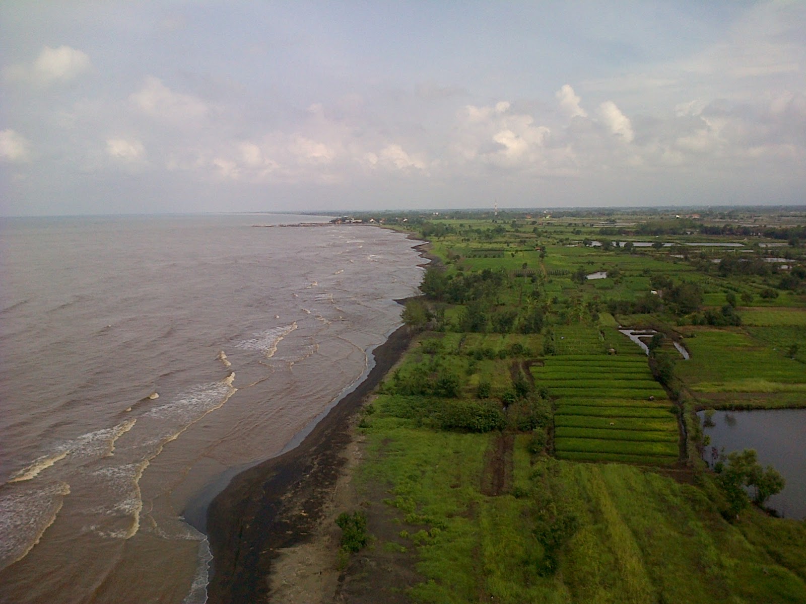 Berlibur dan menikmati pemandangan di pantai Sendang Sekucing, Kec ...