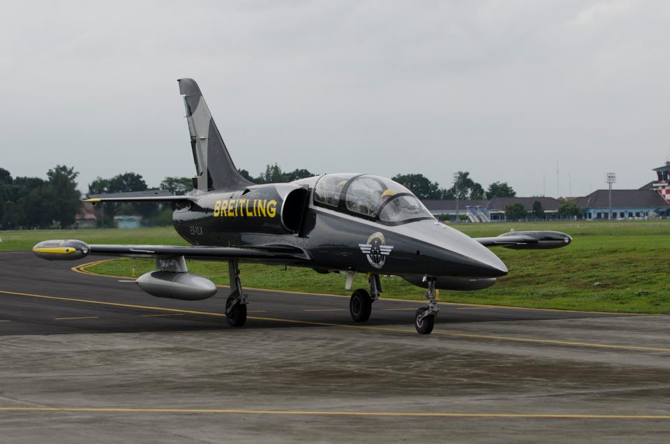 JAT Kedatangan Tamu Breitling Jet Team | Strategi Militer Indonesia ...