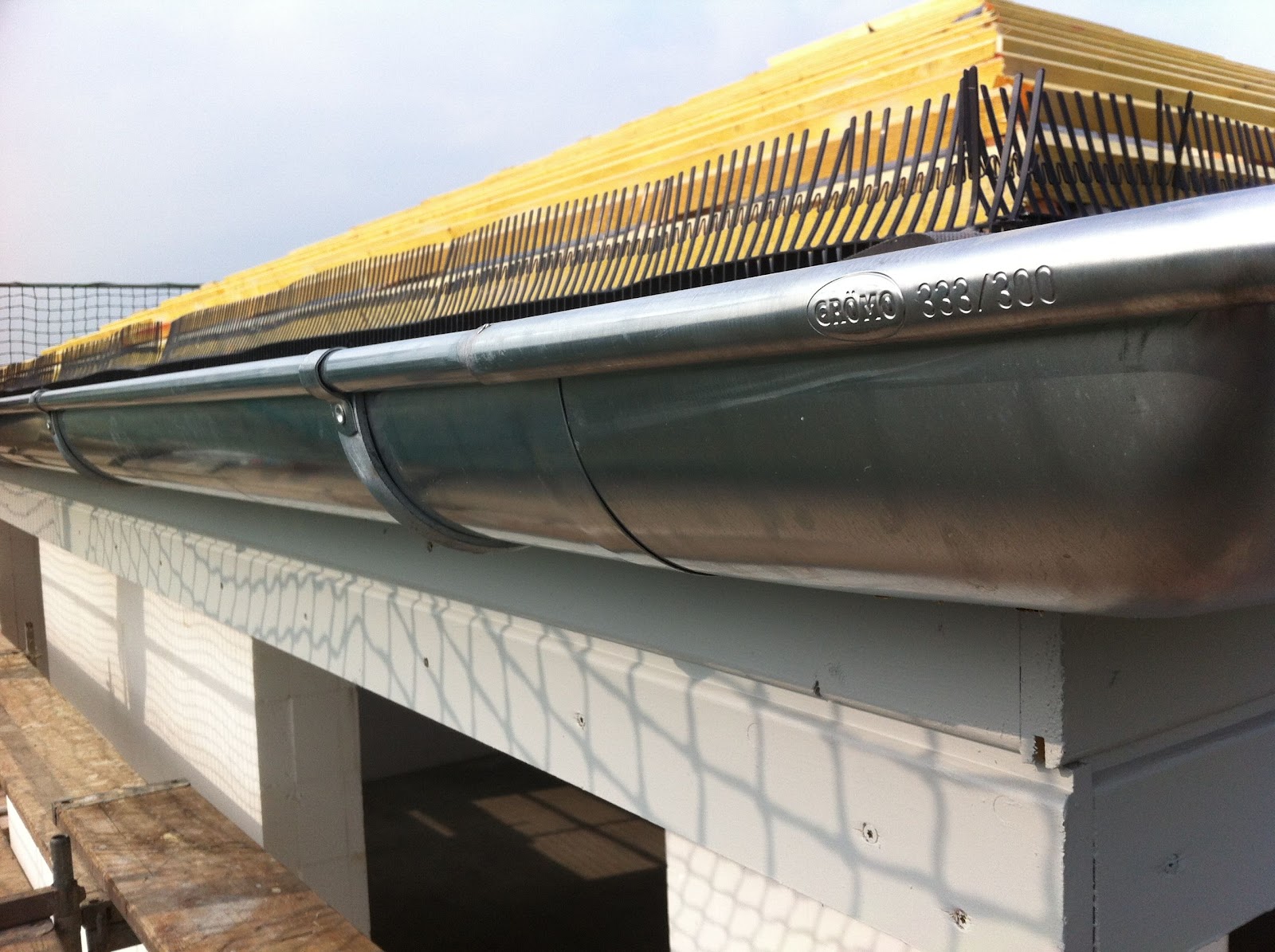 Unser Kern-Haus Bautagebuch: Dachkasten gestrichen / Dachrinnen montiert