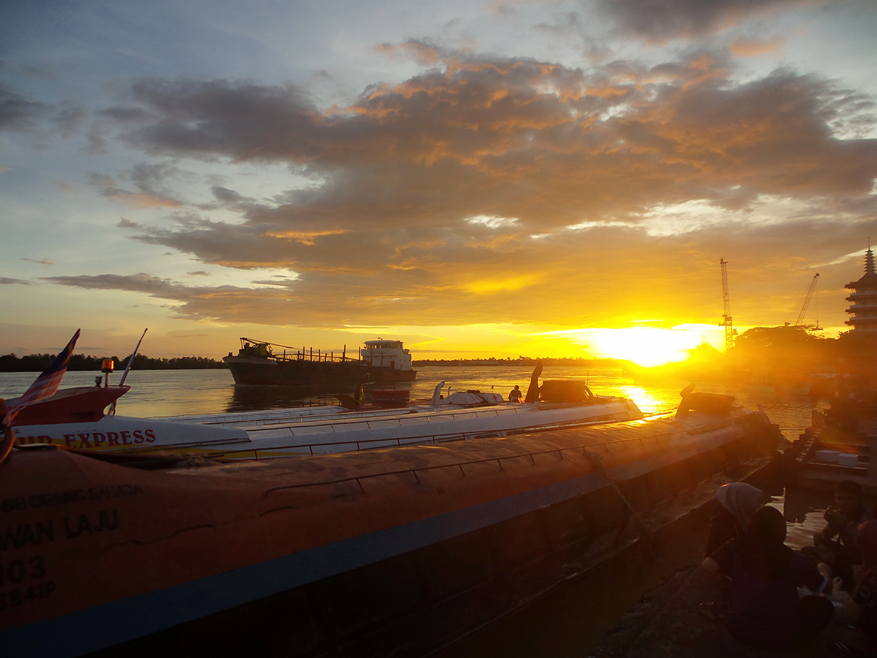 天鵝江畔 - Rajang Basin, SIBU: 拉讓江畔的夕陽Golden Waterfront.
