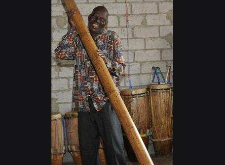 S O L N A C I E N T E N E W S: Papá Roncón, el músico que nació del río