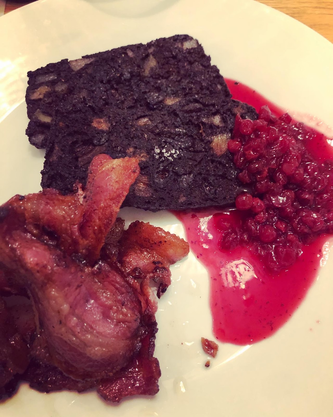 Mat 365: Blodpudding med knaperstekt fläsk och rårörda lingon