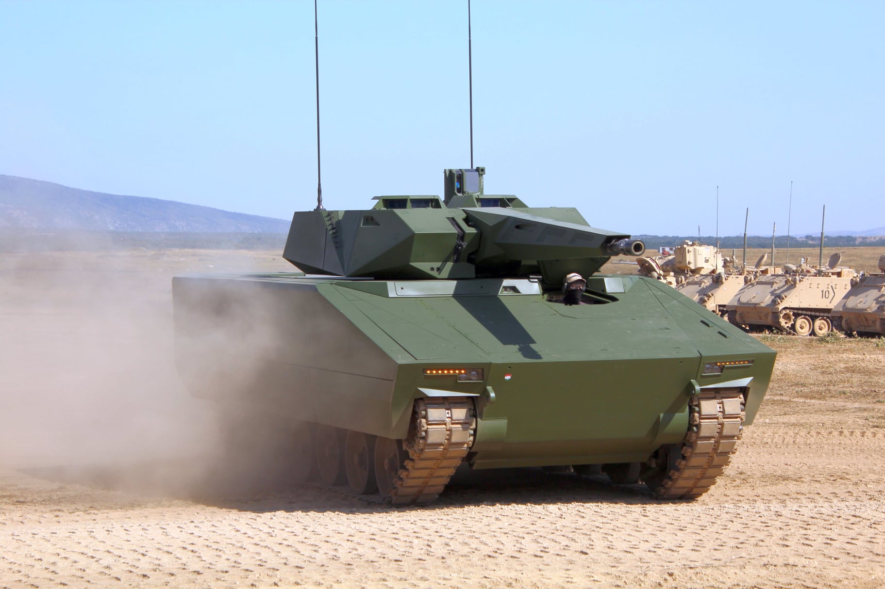 The Dead District: Rheinmetall Lynx IFV demonstration in Hungary