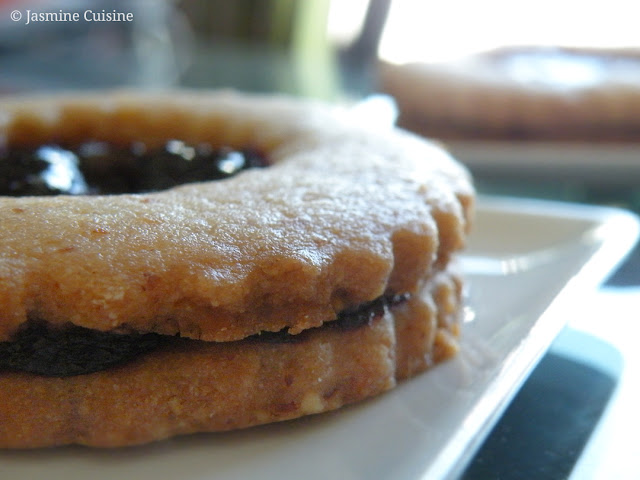 Biscuits sablés aux amandes grillées et à la confiture de bleuets ...