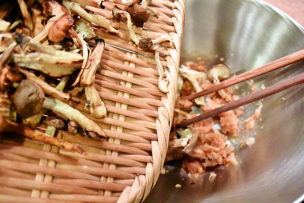 Recipes for Tom: Shimeji to shantoreru no momiji-oroshi-ae / grilled ...