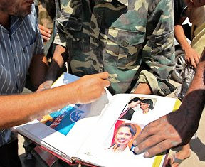 Sin mordazas: Gaddafi y su álbum personal de fotos sobre...