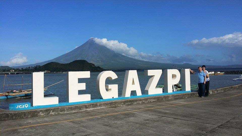 Mayon got my back...Albay Gulf - PaparazSea