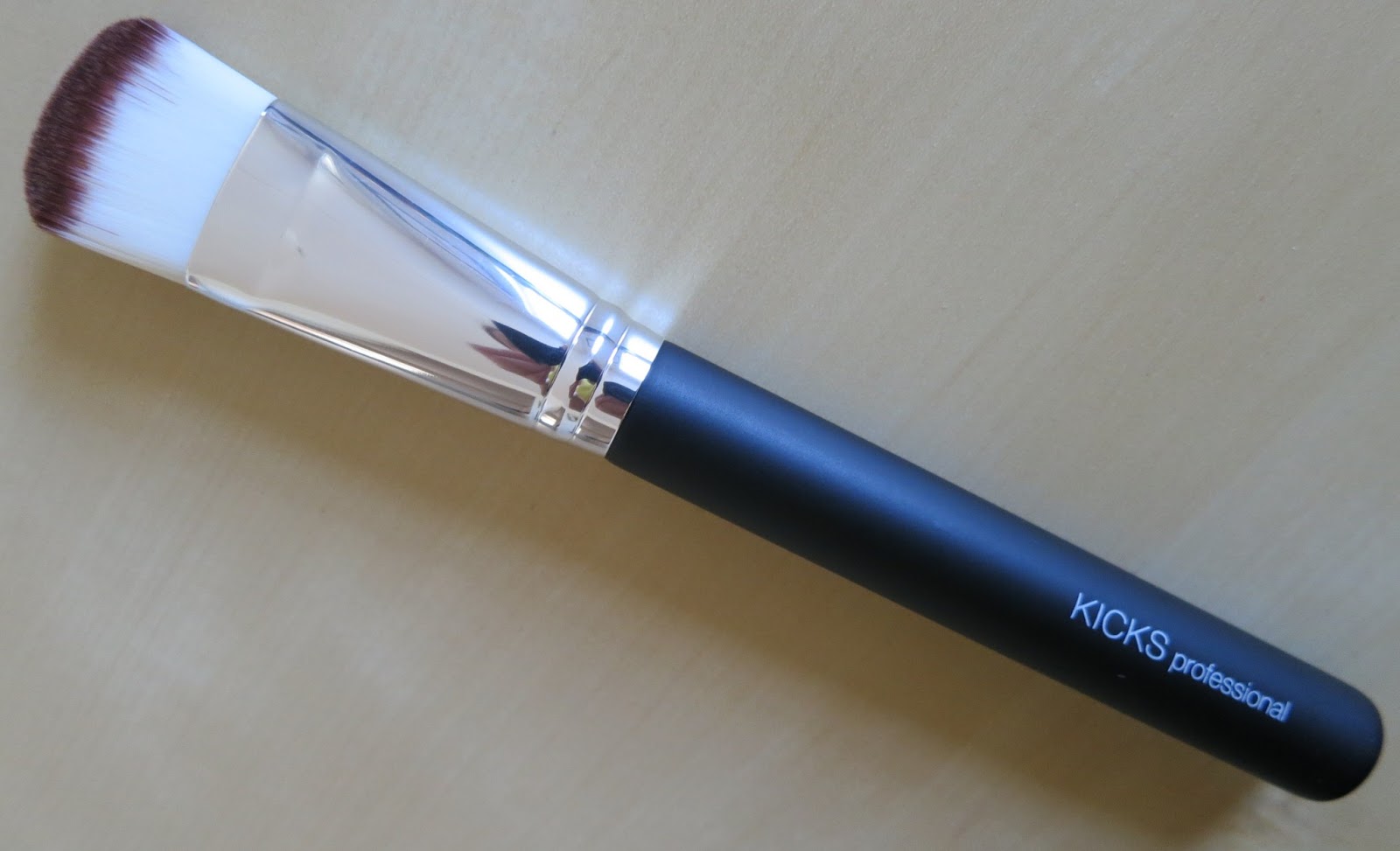 Past, Present, Future: Kicks nya makeup borstar!