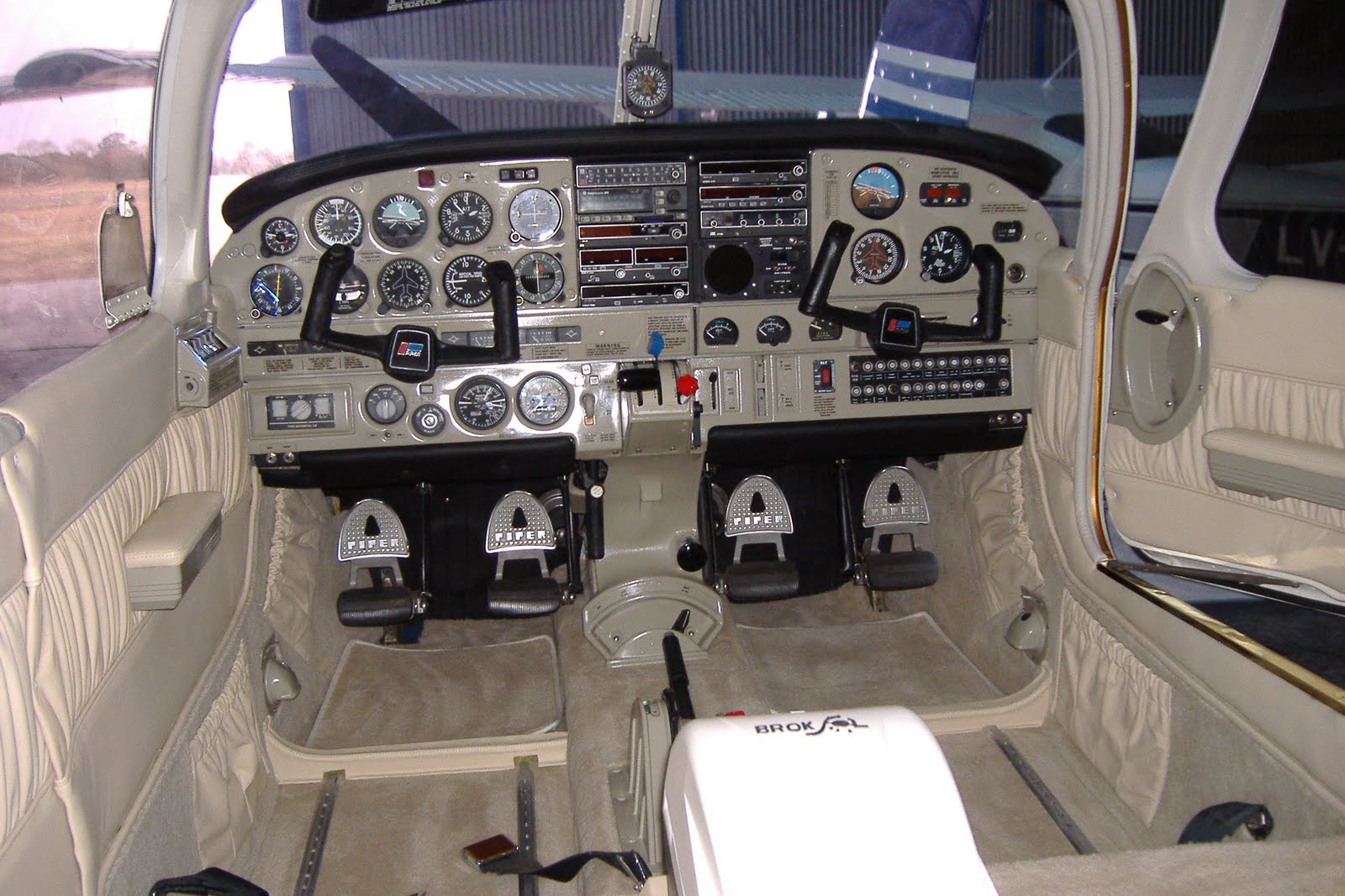 Aero Interiores by L´AEREO: PIPER LANCE II PA-32