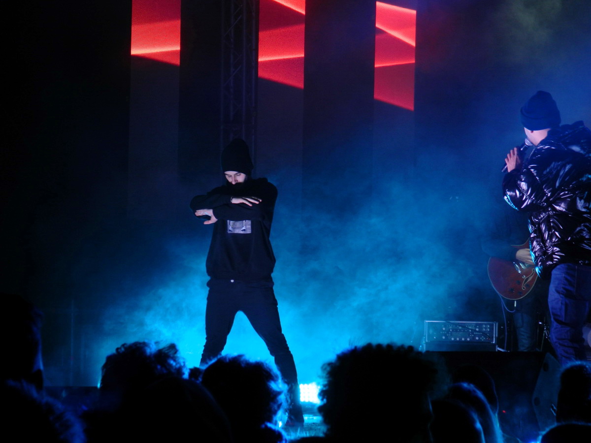 LA MULTI ANI, ROMANIA!: Dansand pe scena in Parcul Sebastian