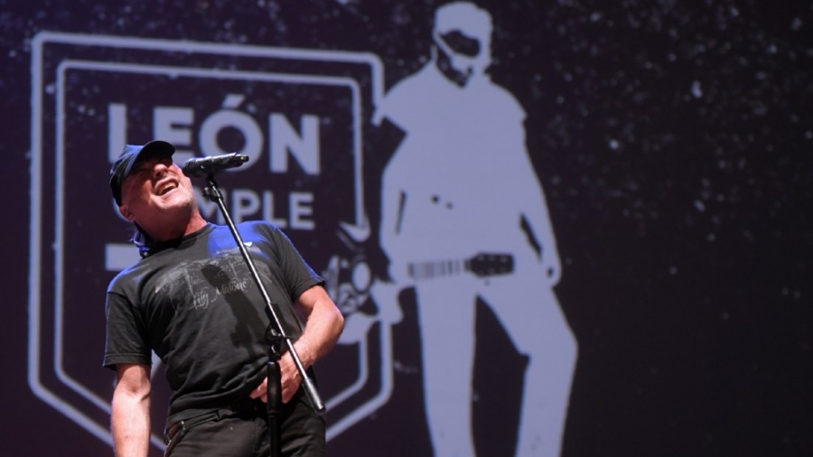 Video: Chizzo Nápoli le cantó a León Gieco en el día de su cumpleaños