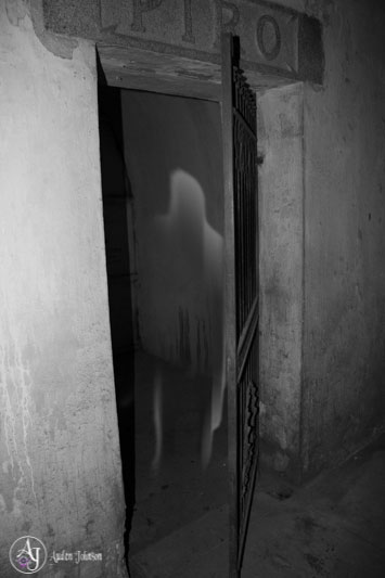 Horror in Photos: Can You See The Ghosts?