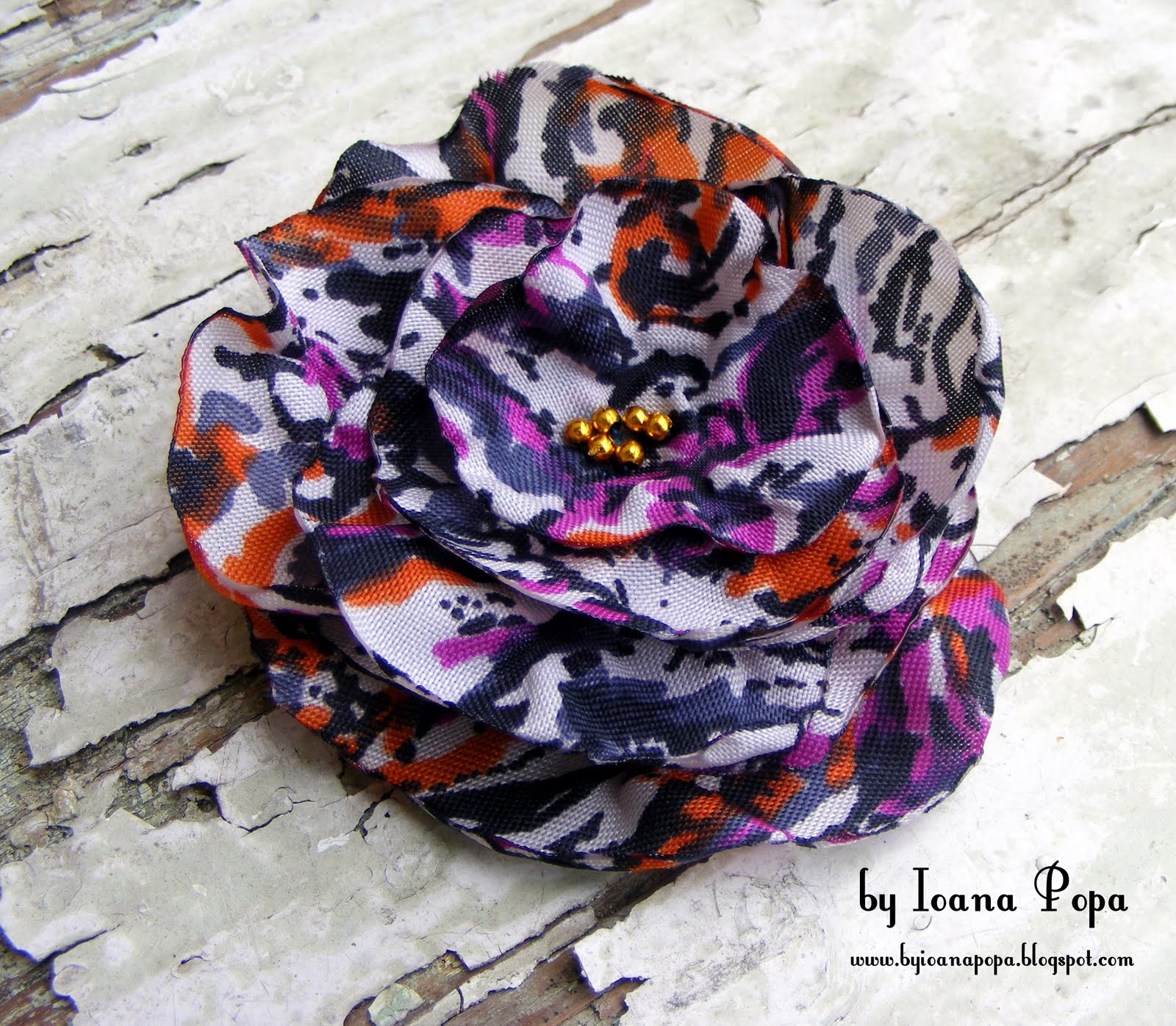 Fii tu! Accesorii handmade: Brose textile colorate