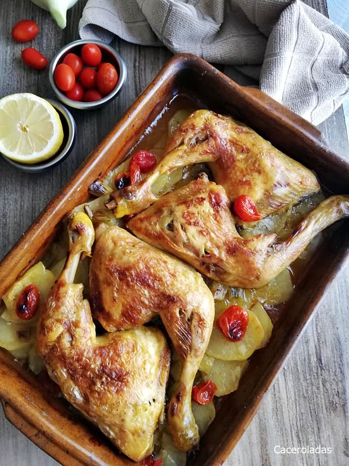 Pollo al horno con patatas, tomates y cebolla | Caceroladas