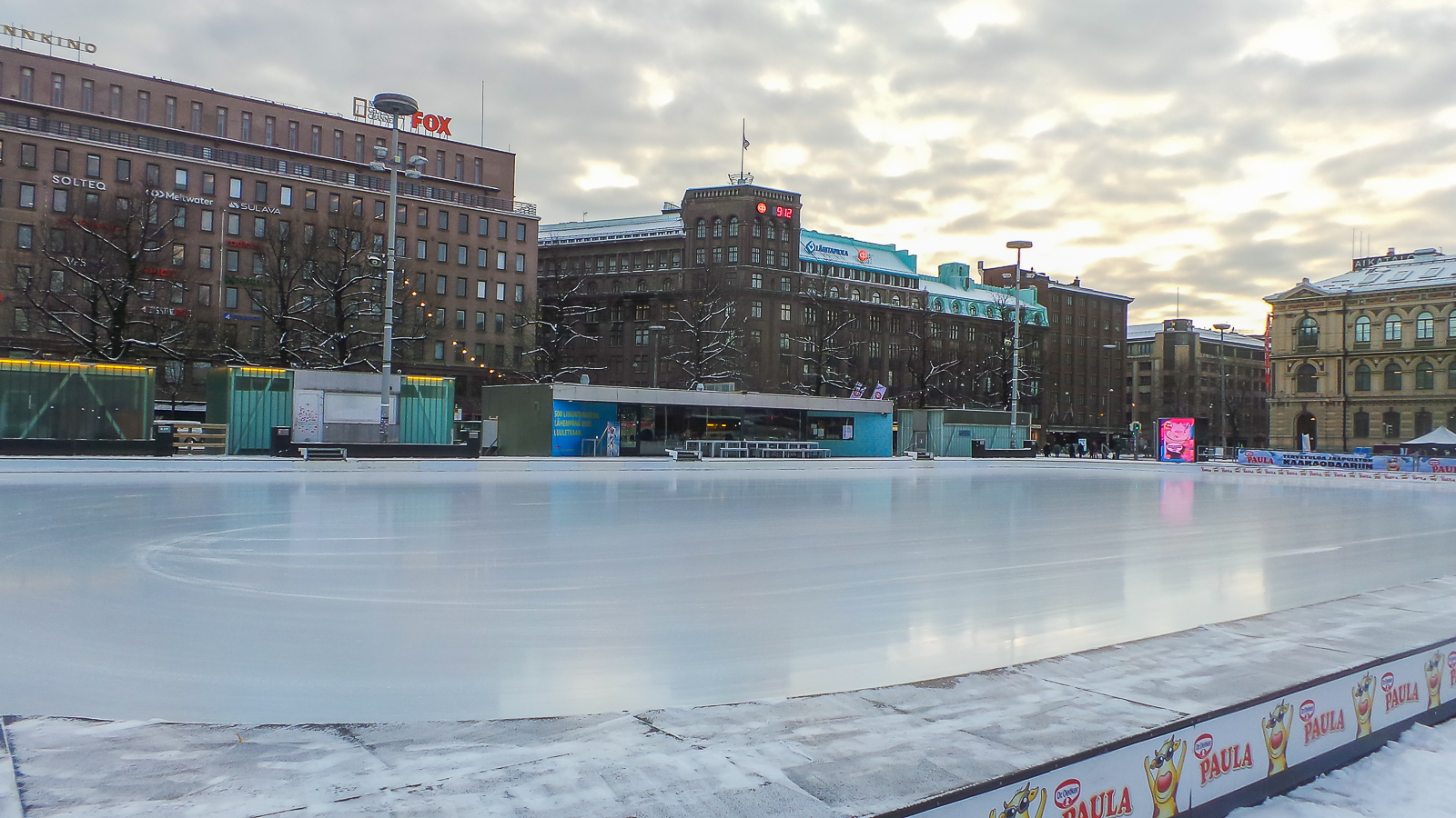 Helsinki " La Ciudad del Frío " : Helsinki Icepark - Pista de patinaje ...