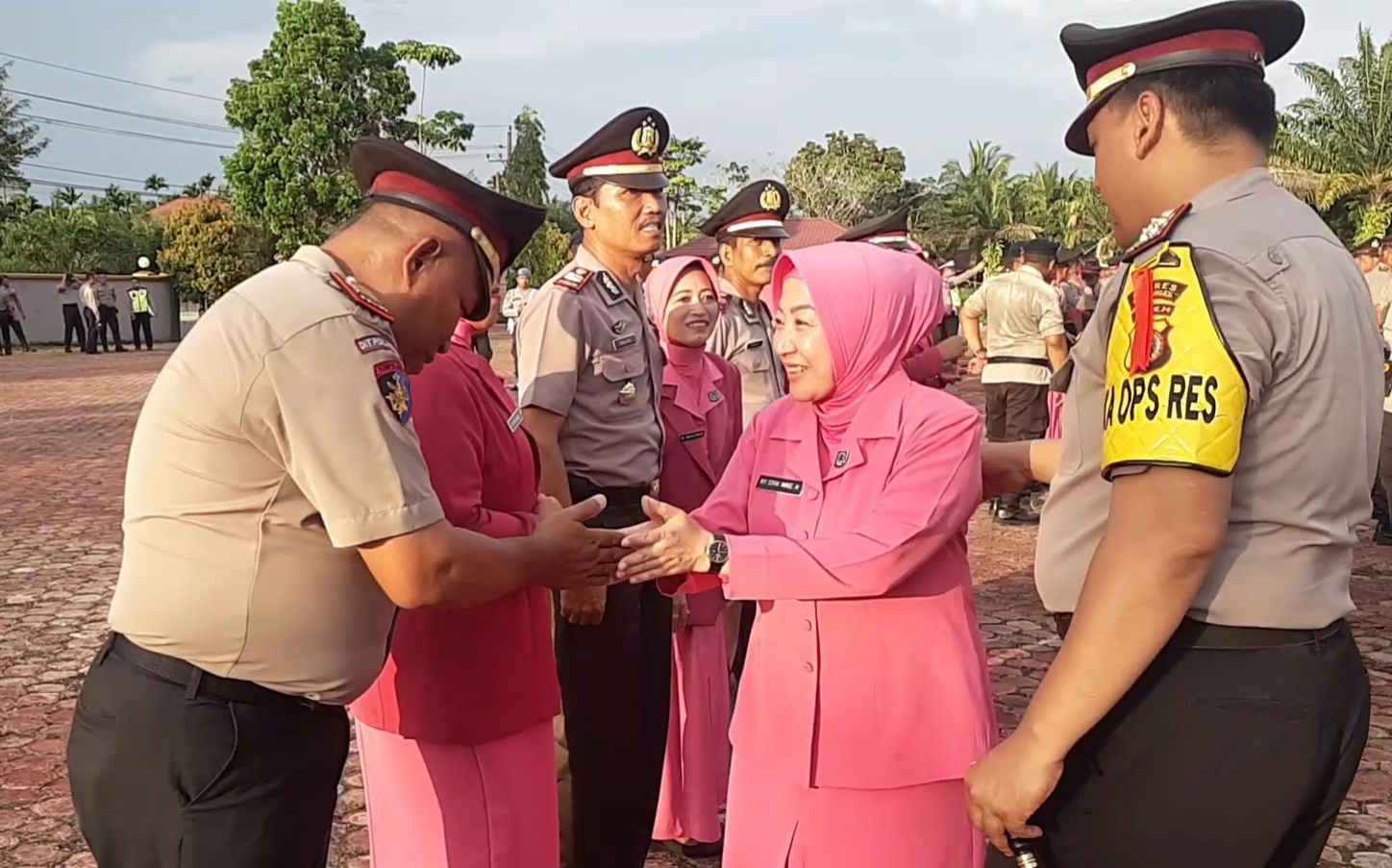 Personel Naik Pangkat, Kapolres dan Ketua Cabang Bhayangkari Polres Aceh Singkil Beri Ucapan ...