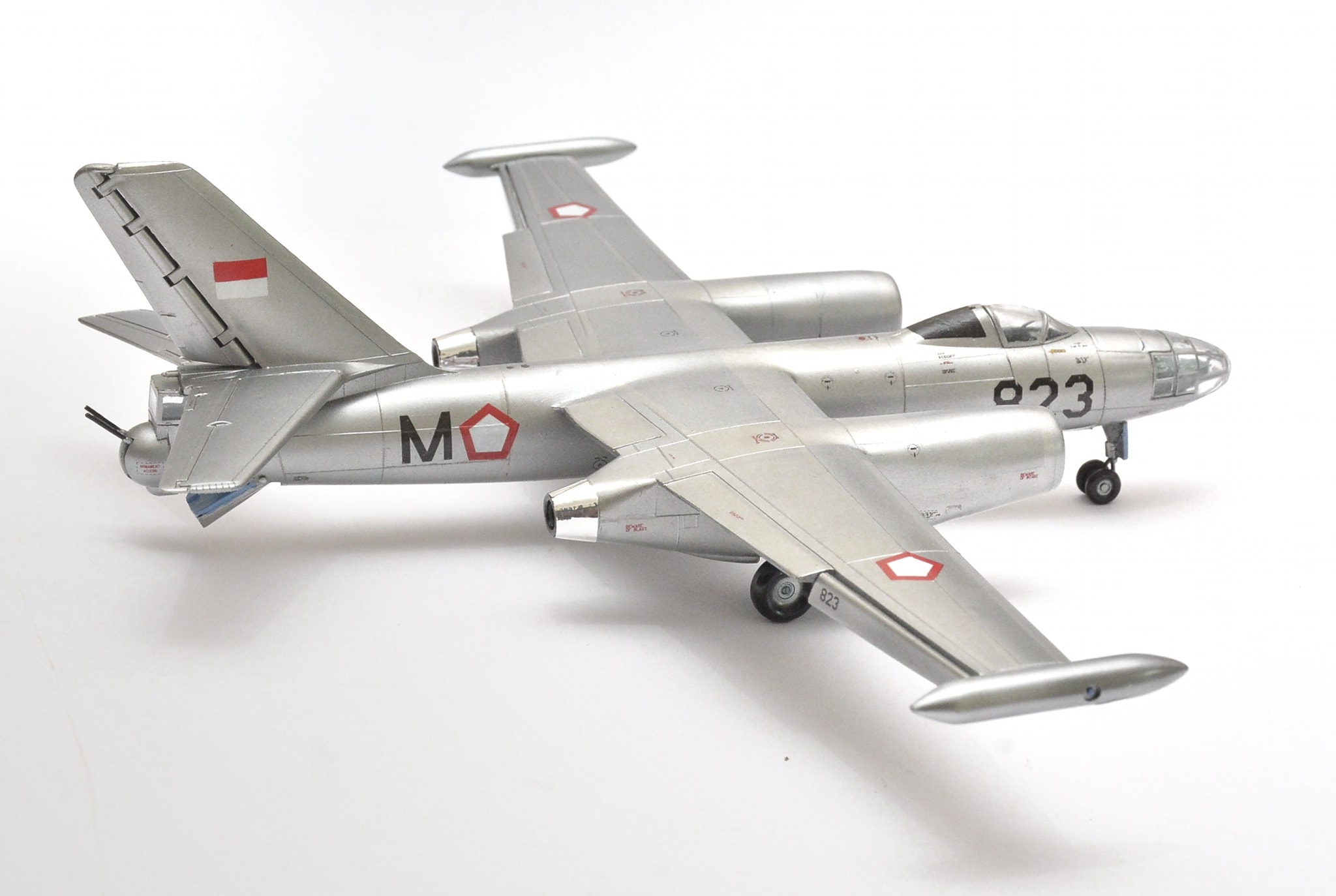 AIRPLANE SCALE MODELKIT: Ilyushin Il-28 Beagle