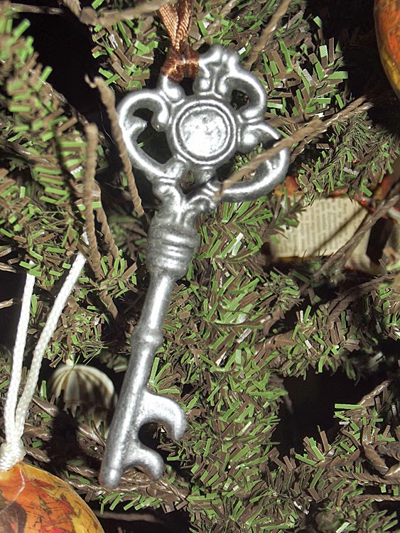 Looking Beyond the Blonde: Christmas Decorations: A Steampunk Tree