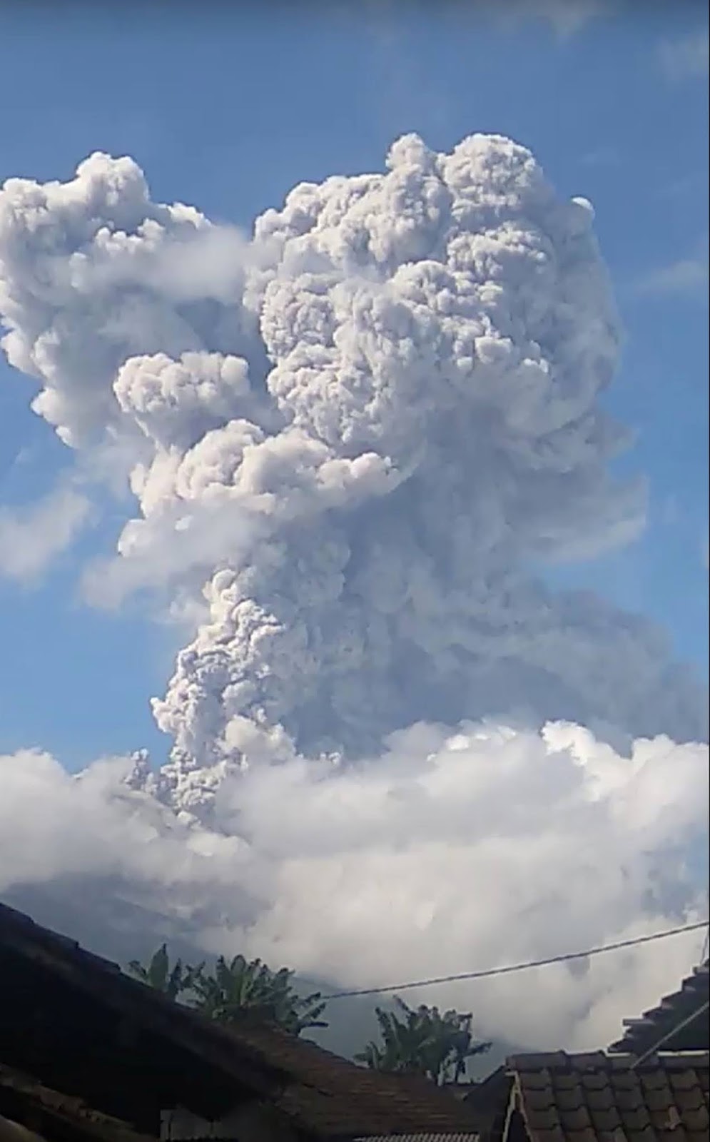 Sciency Thoughts: Two eruptions on Mount Merapi.