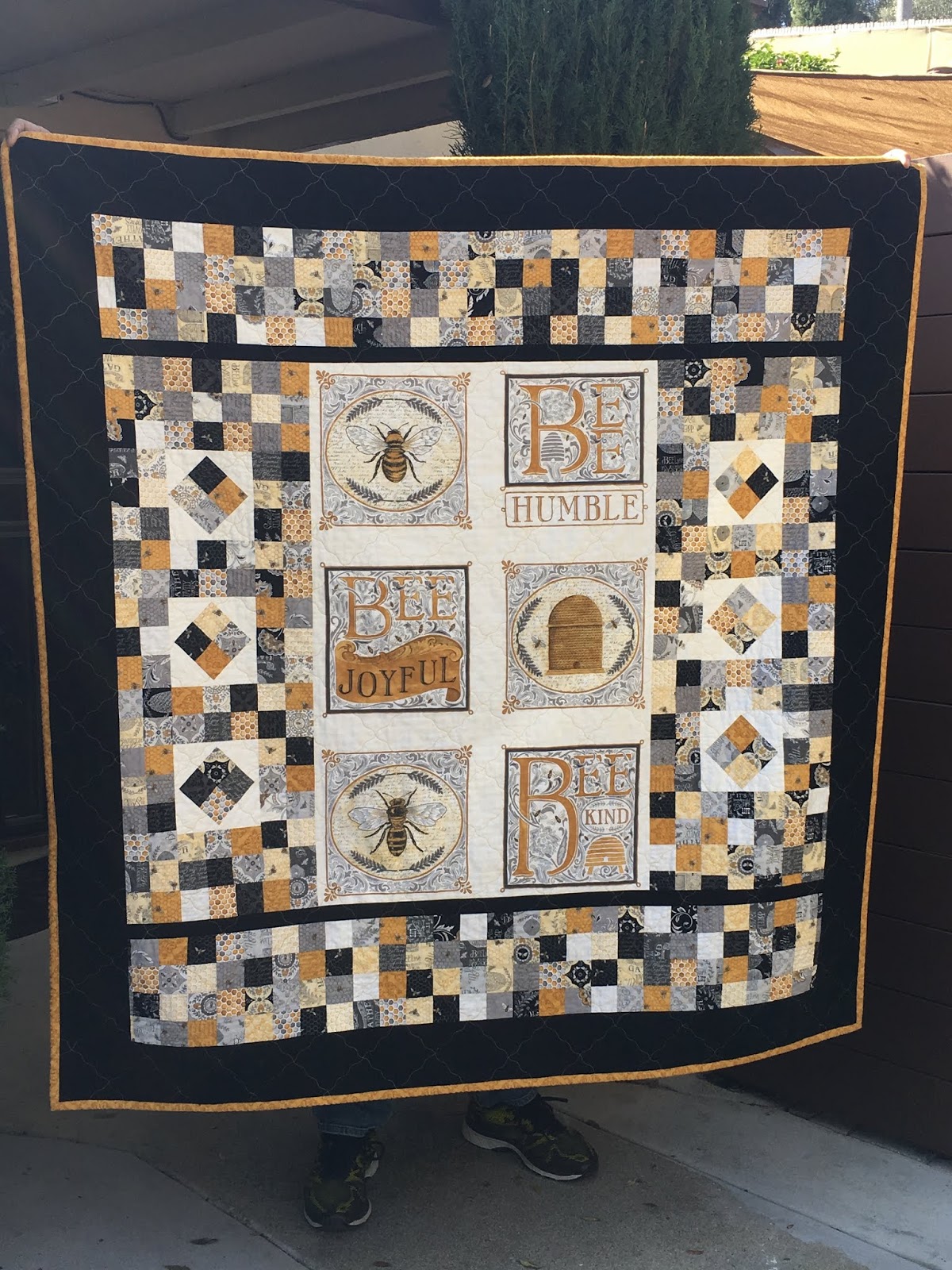 Ye Olde Sweatshop: Bee Joyful Quilt All Finished (Part Two)