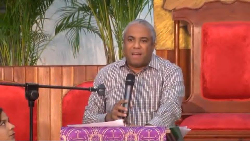 Ángel Gomera: Música con letras negativas.