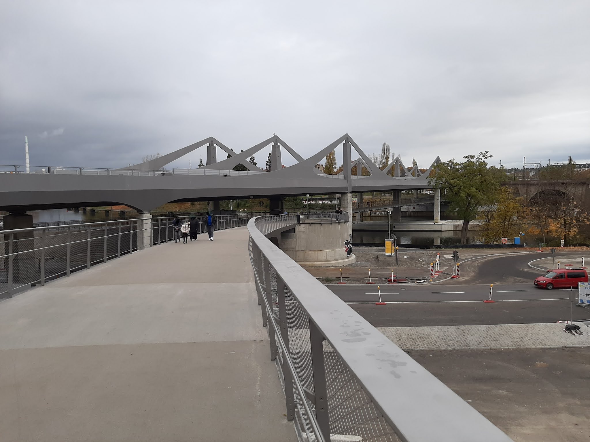 Wege in der Region Stuttgart: Der neue Steg über die Neckartalstraße wurde am 4. November 2021 ...