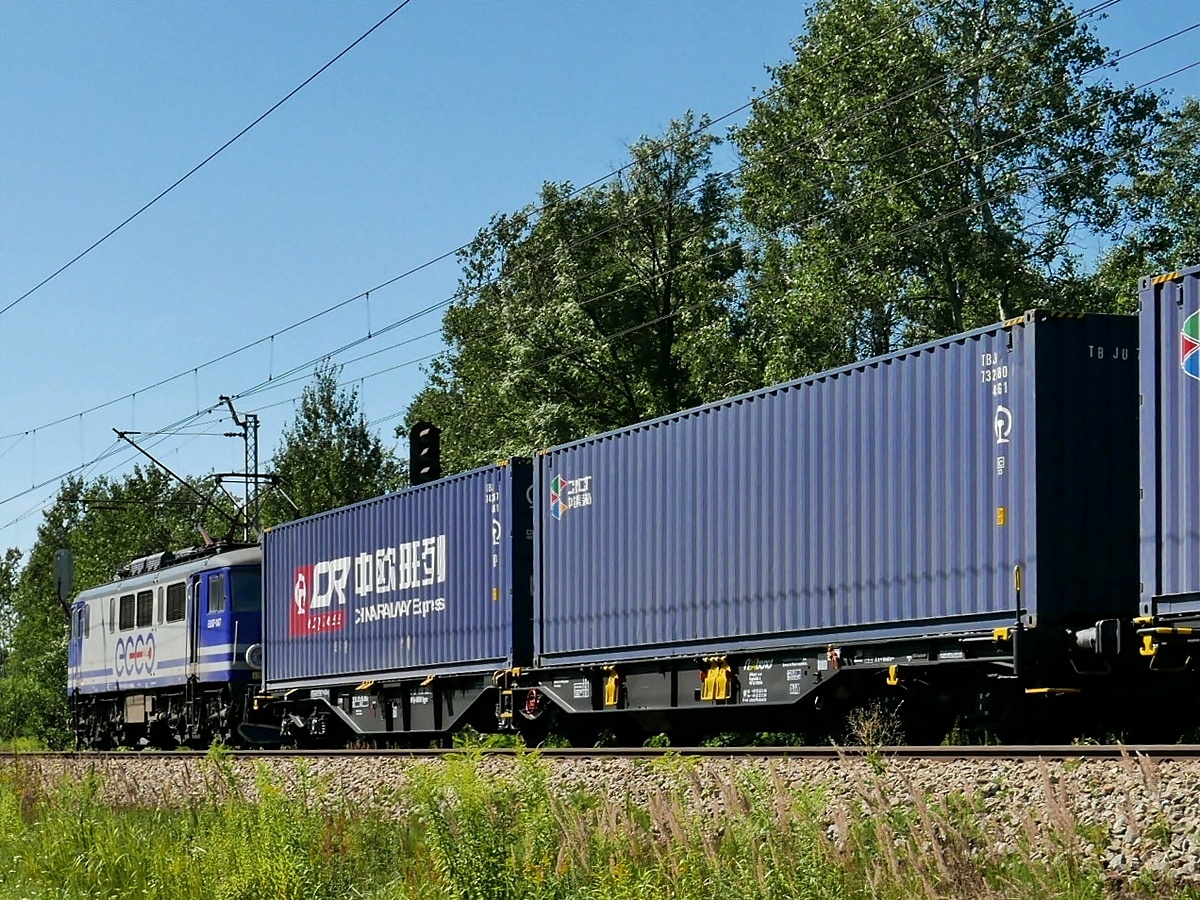 ECCO RAIL EU07-047 z intermodalnym składem biegnie przez Warszawę | Torowy