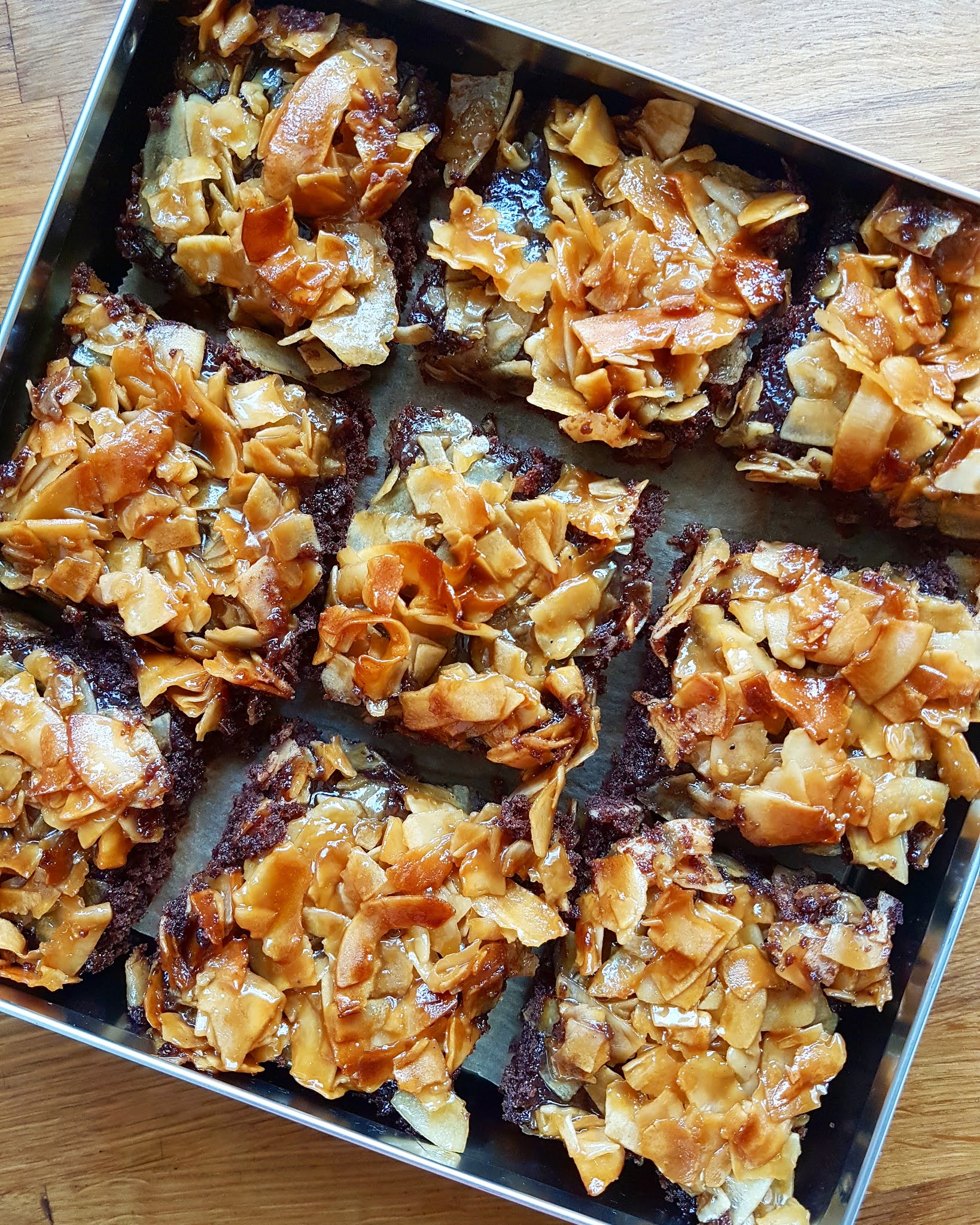 Kladdkaka med kokostosca i långpanna - Saras Eviga