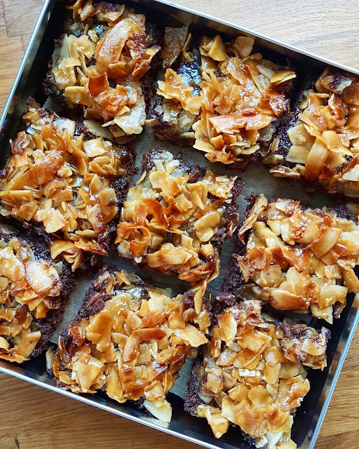 Kladdkaka med kokostosca i långpanna - Saras Eviga