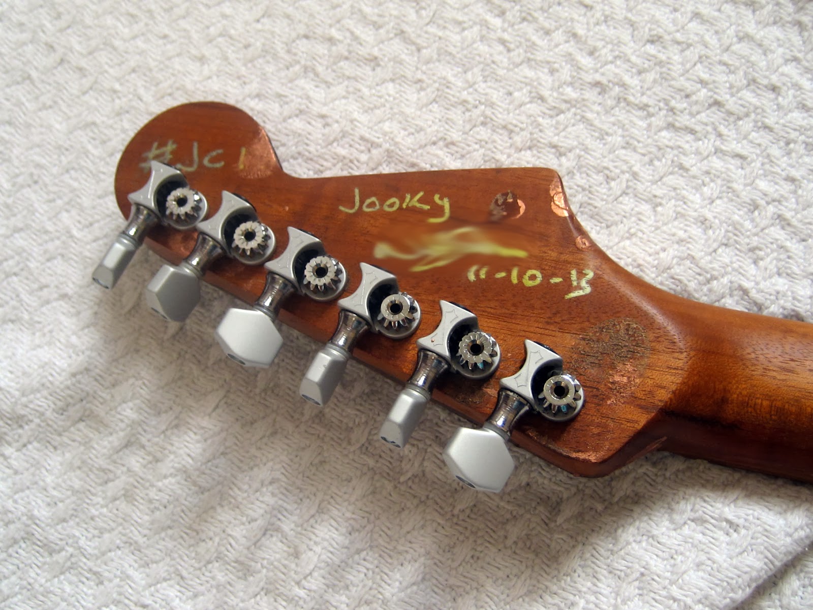 The Jooky Guitar Emporium: October 2013