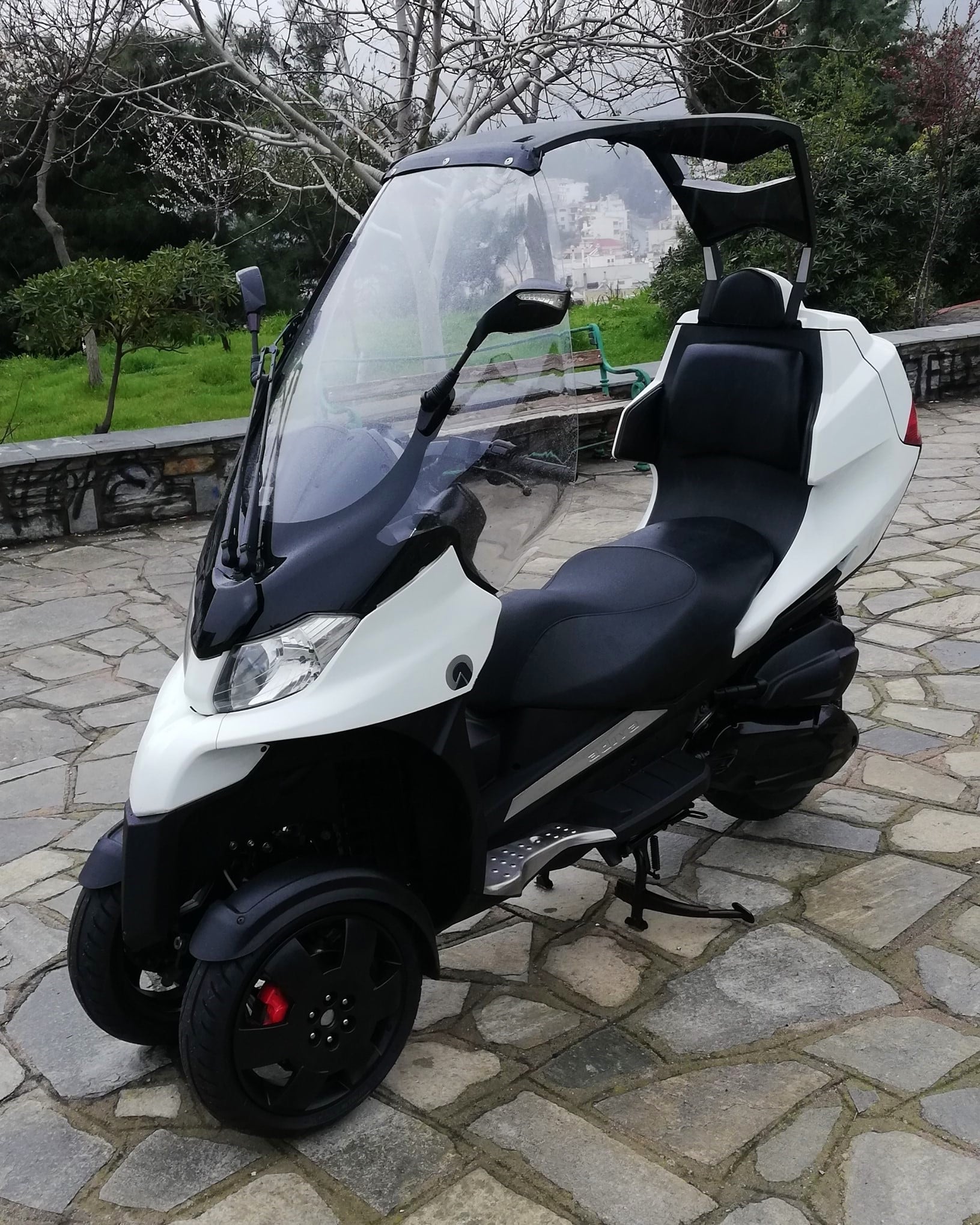 Ενα ξεχωριστό scooter με 3 ρόδες και οροφή από το MOTO SHOP ...