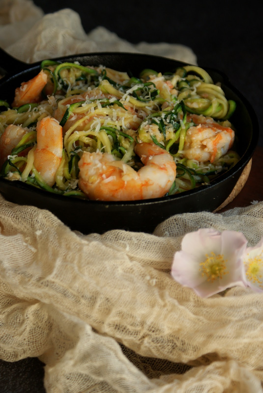 Esparguete de Curgete com Camarão {Shrimp Zoodles} | Intrusa na Cozinha