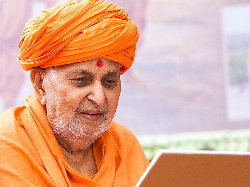 Jay Swaminarayan wallpapers: Pramukh swami maharaj in sarangpur ...