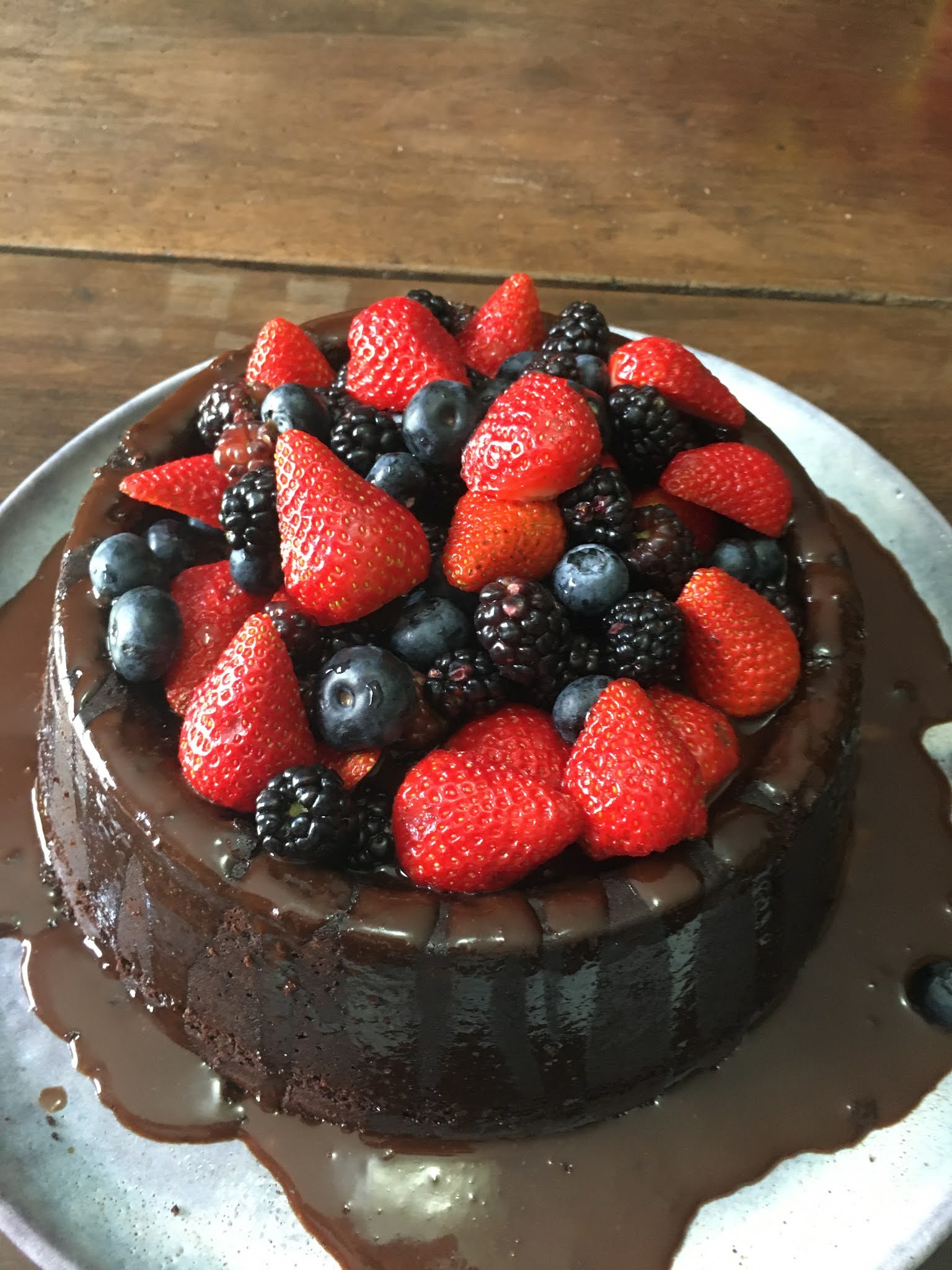 Comidas & Rumos: BOLO DE CHOCOLATE COM FRUTAS VERMELHAS