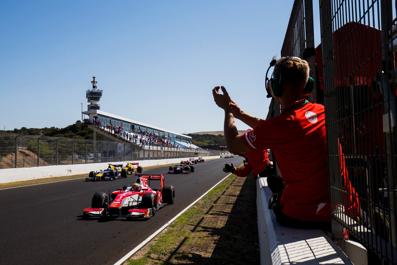 F2: Leclerc gana la Feature Race en Jerez y se corona campeón.