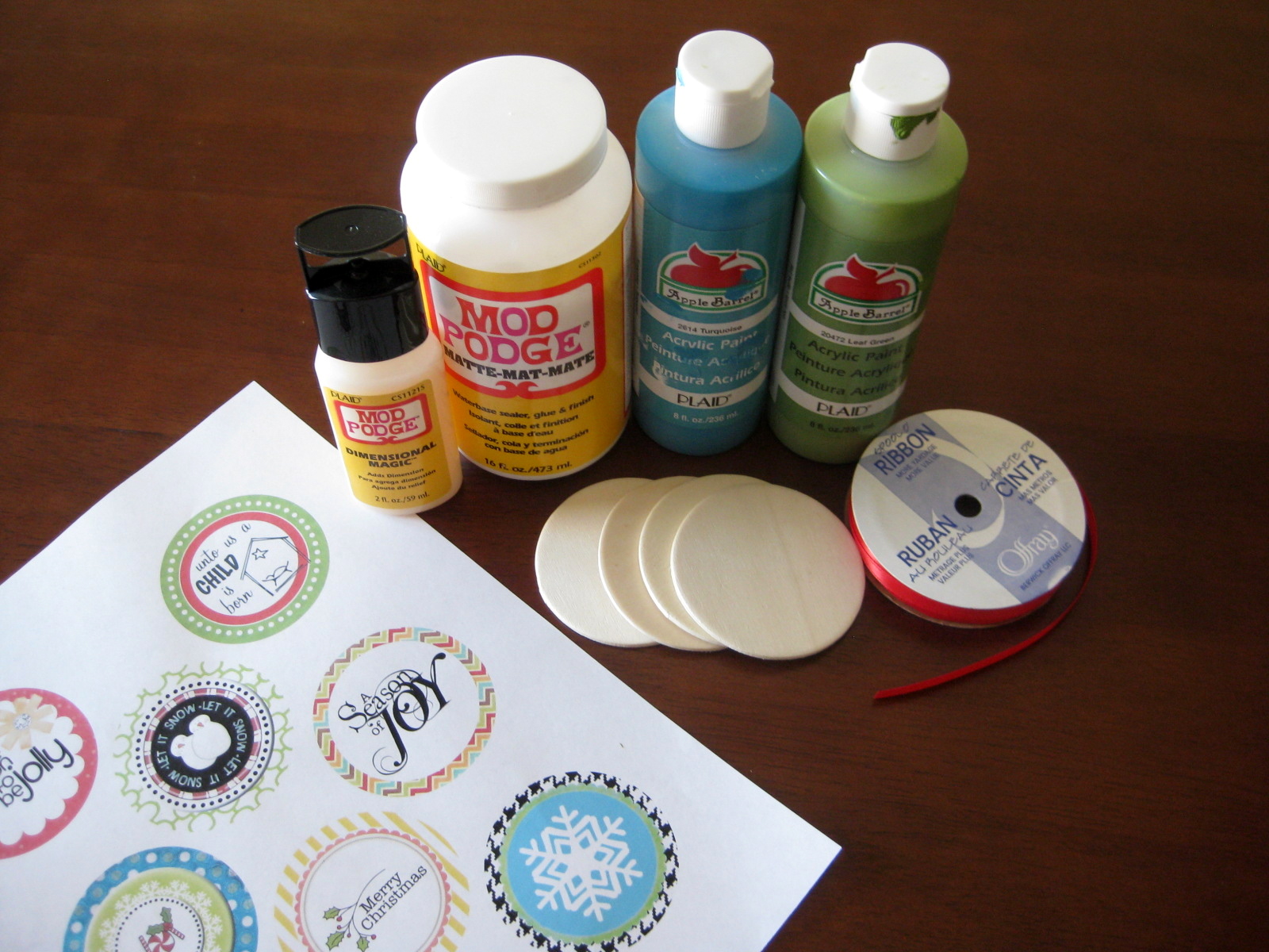 stayathomeartist.com: mod podge ornaments with free printable...